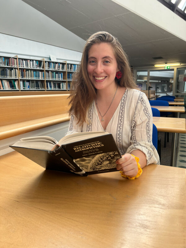 El universo de Teresa Paneque, la joven astrónoma que divulga la ...