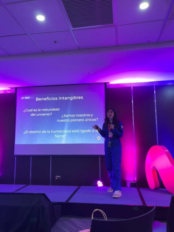 ¡Tremenda! Joven de 20 años aspira a ser la primera astronauta chilena ...