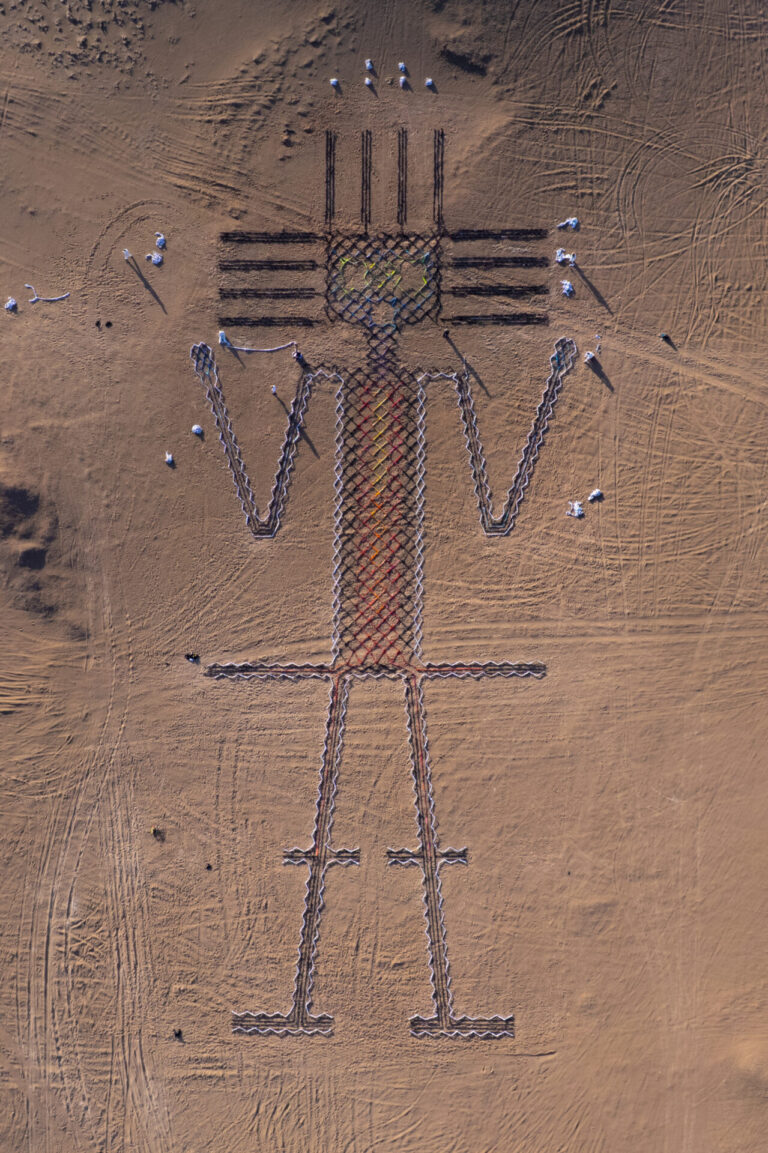 Recrean al Gigante de Atacama con más de 5 mil prendas del vertedero ...