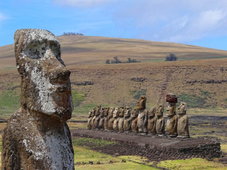 Los moái de Rapa Nui: Historia, origen y el enigma vivo de los gigantes ...
